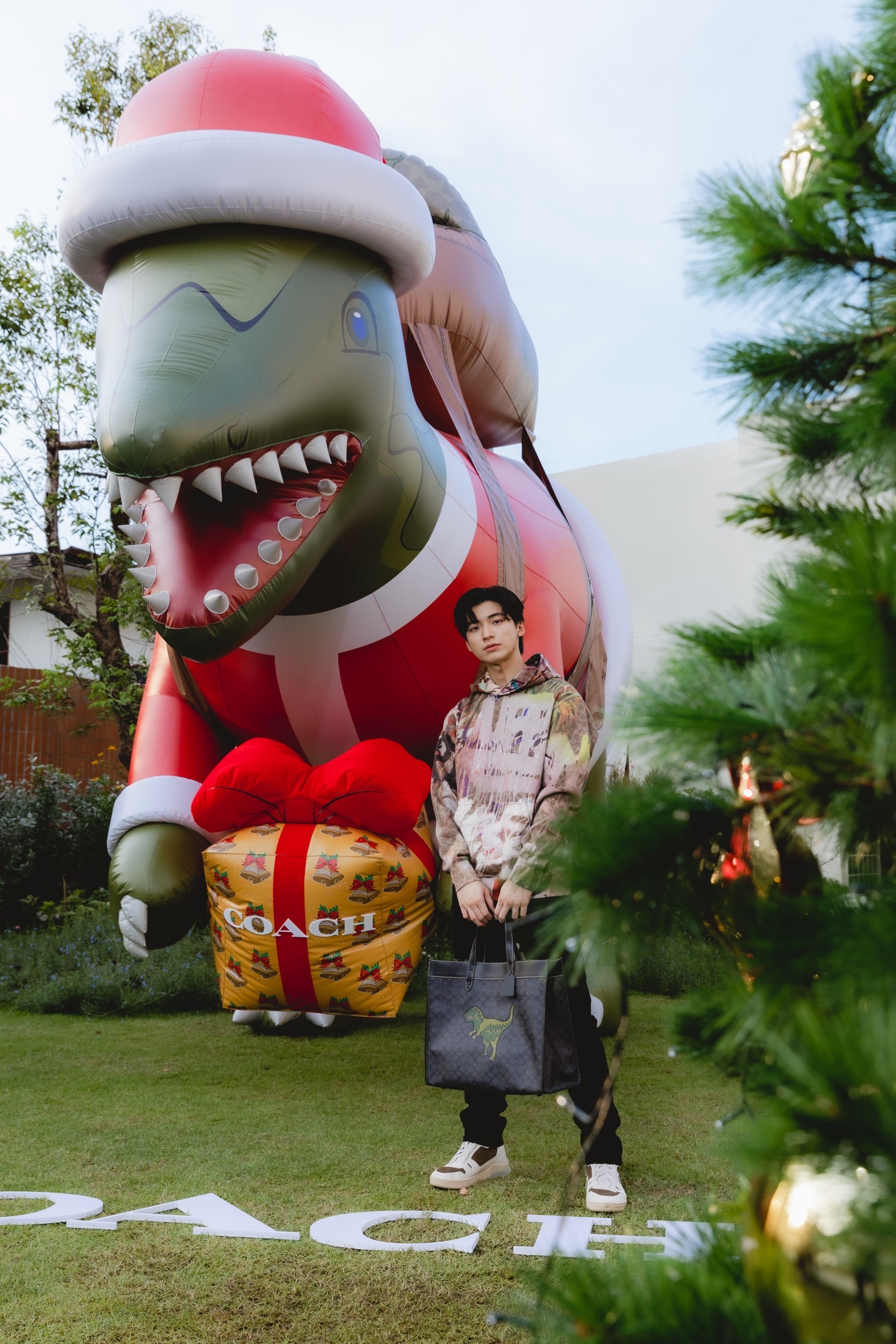 ตามเหล่าคนดังไปแชะภาพสุด chic กับ Rexy pop-up จาก Coach