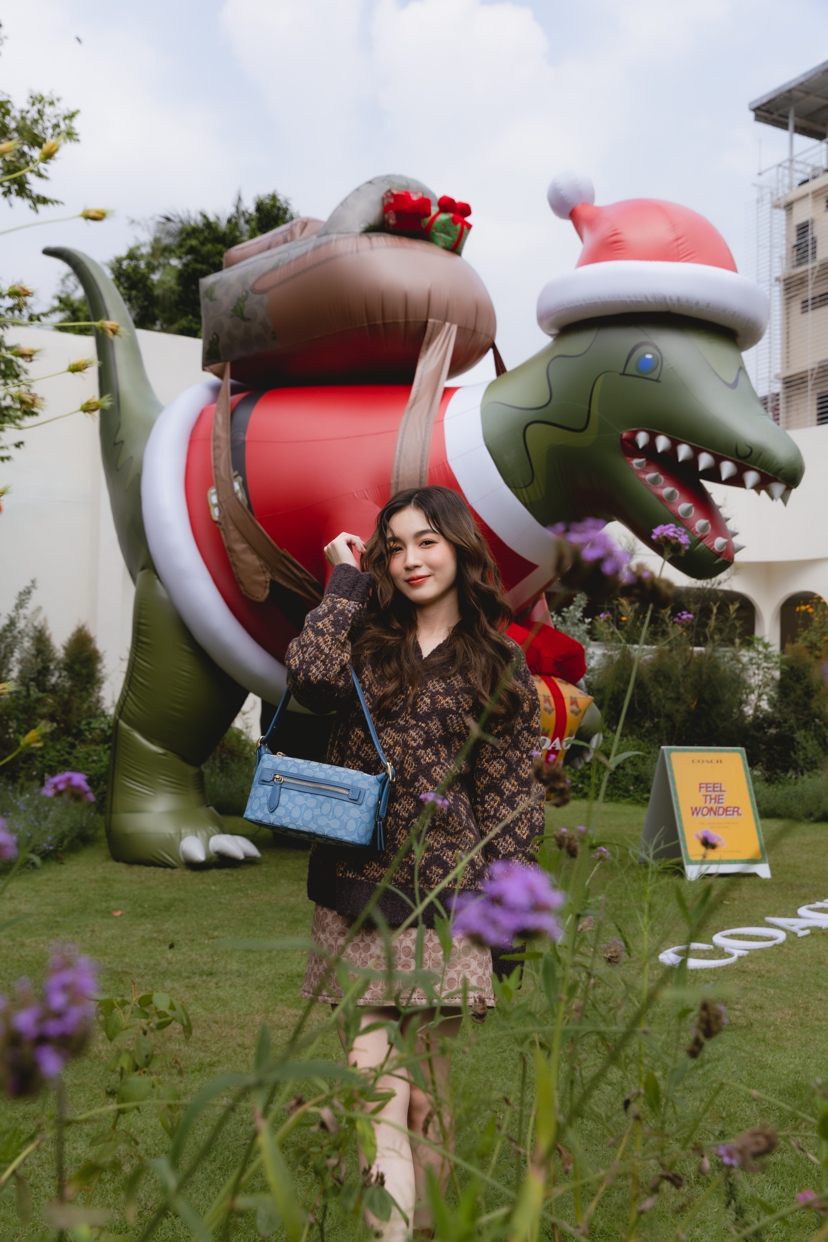 ตามเหล่าคนดังไปแชะภาพสุด chic กับ Rexy pop-up จาก Coach