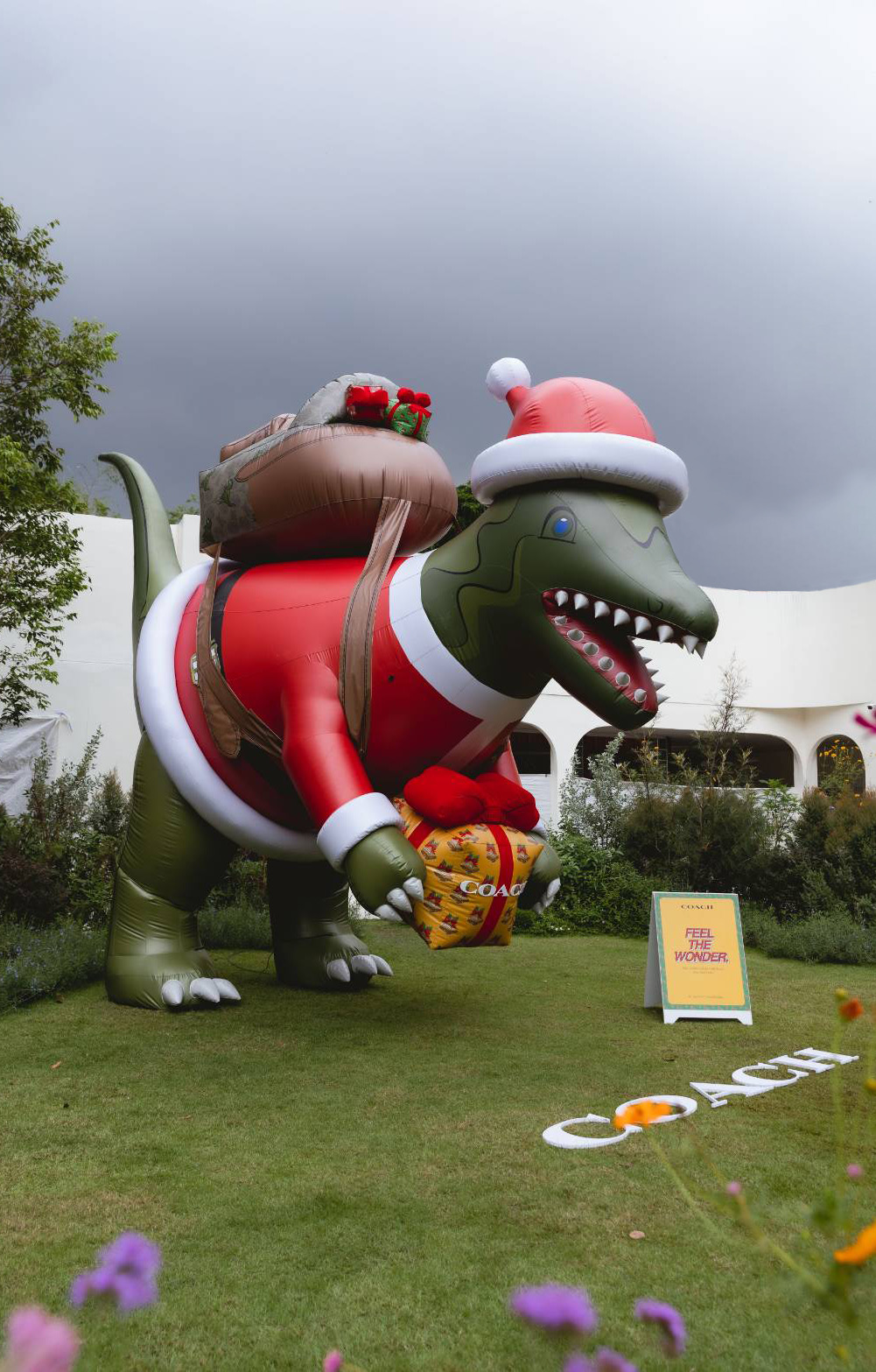 ตามเหล่าคนดังไปแชะภาพสุด chic กับ Rexy pop-up จาก Coach